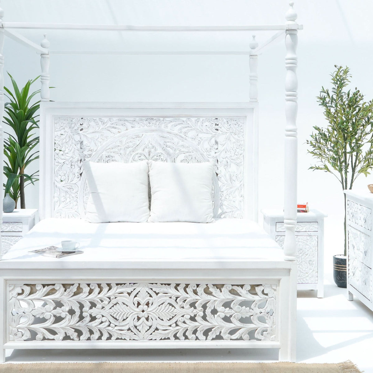 DABORA CARVING FOUR POSTER BED